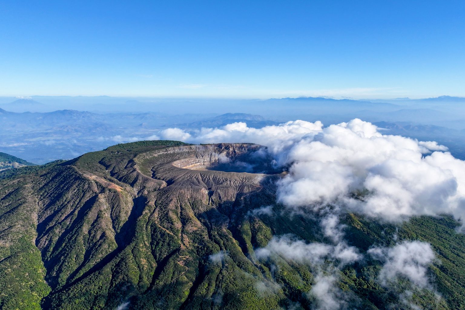 Turismo en el volcán de Santa Ana | Guanacos